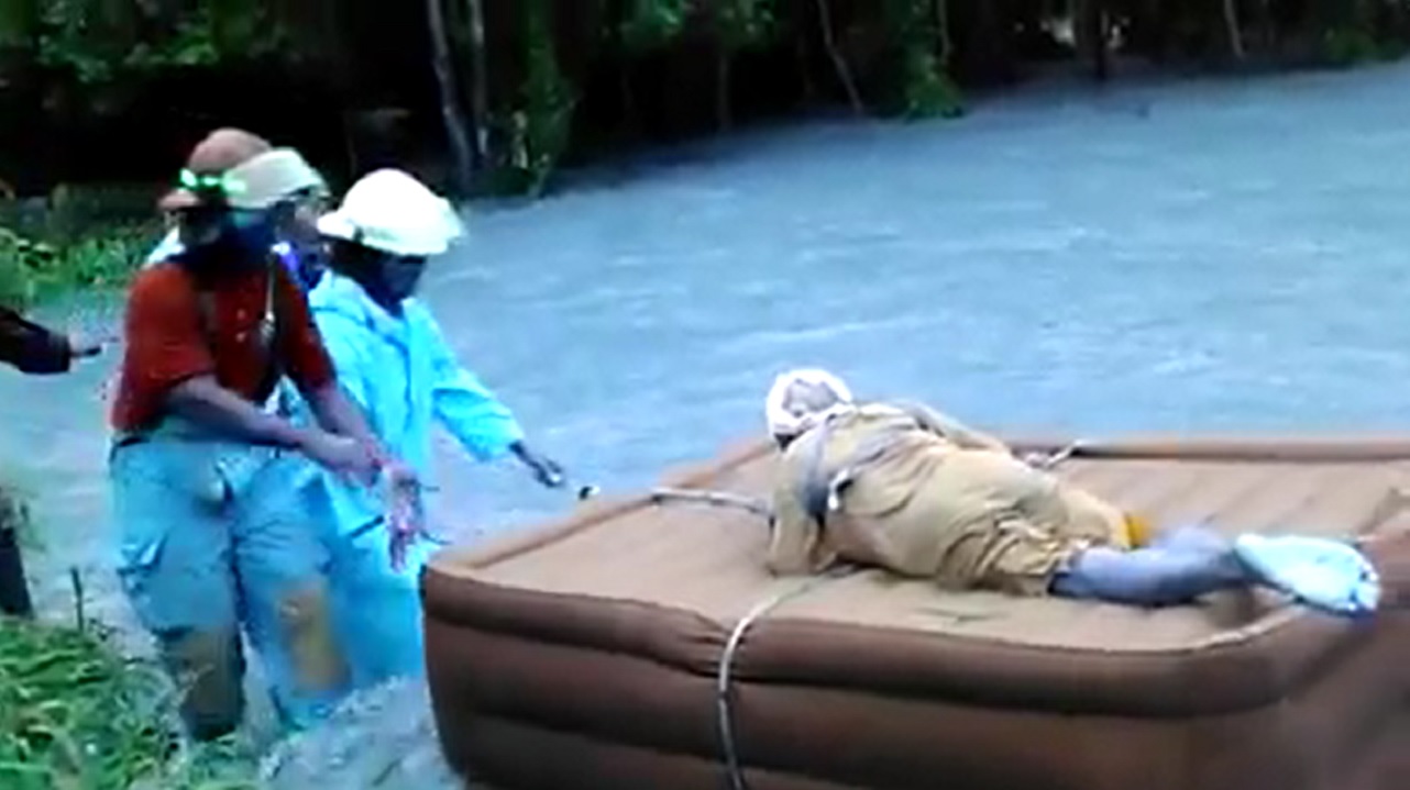 VIDEO: Daring rescue! Jamaican woman saved from flood - Loop News