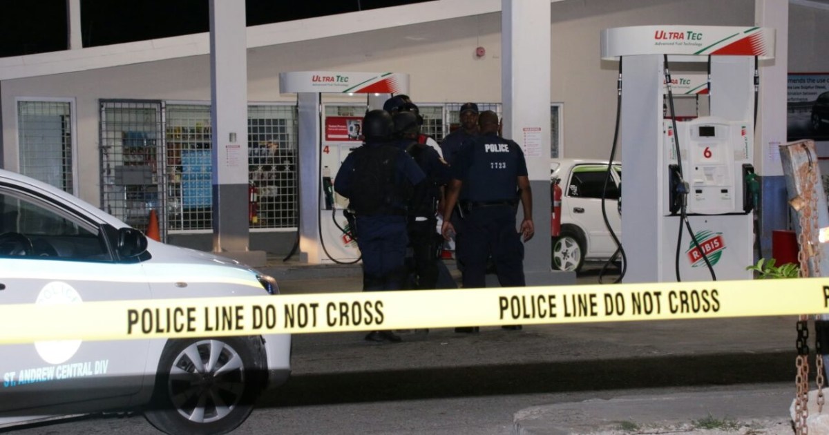 Photos: Three suspected car robbers held after high-speed chase - Loop News