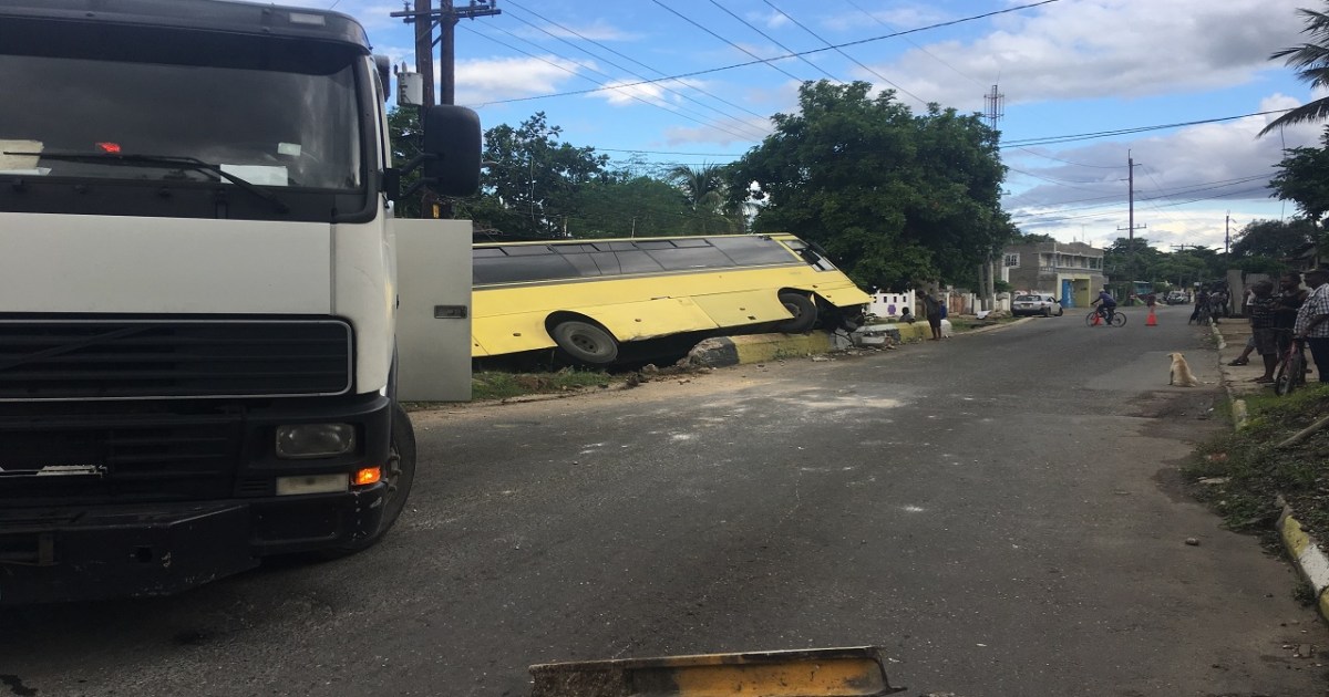 JUTC bus overturns in Spanish Town - Loop News
