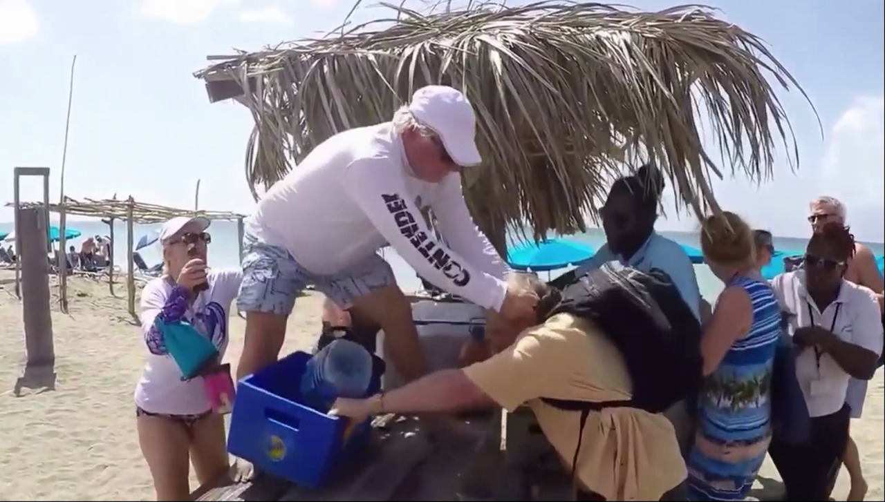 WATCH: US tourists fight over umbrella on Saint Kitts beach - Loop News