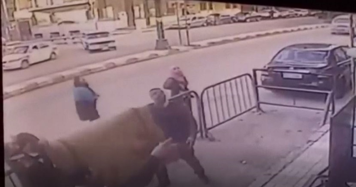 WATCH: Policeman catches falling child - Loop News