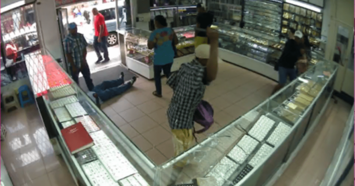 Watch: Brazen bandits rob Sando jewellery store - Loop News