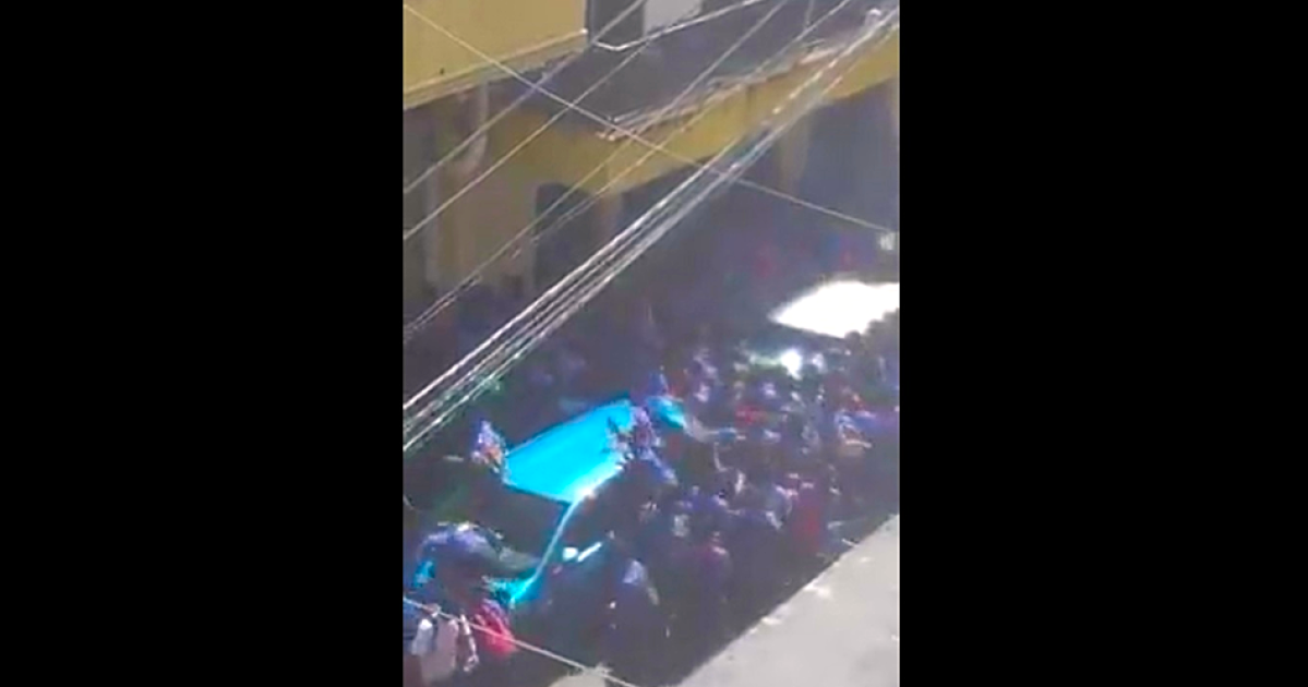 Watch: Bystanders shocked by swarm of fighting students in POS - Loop News