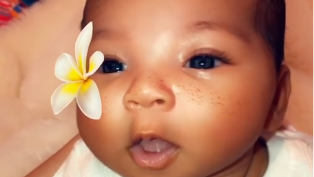 Watch: Khloe shows off baby True - Loop News