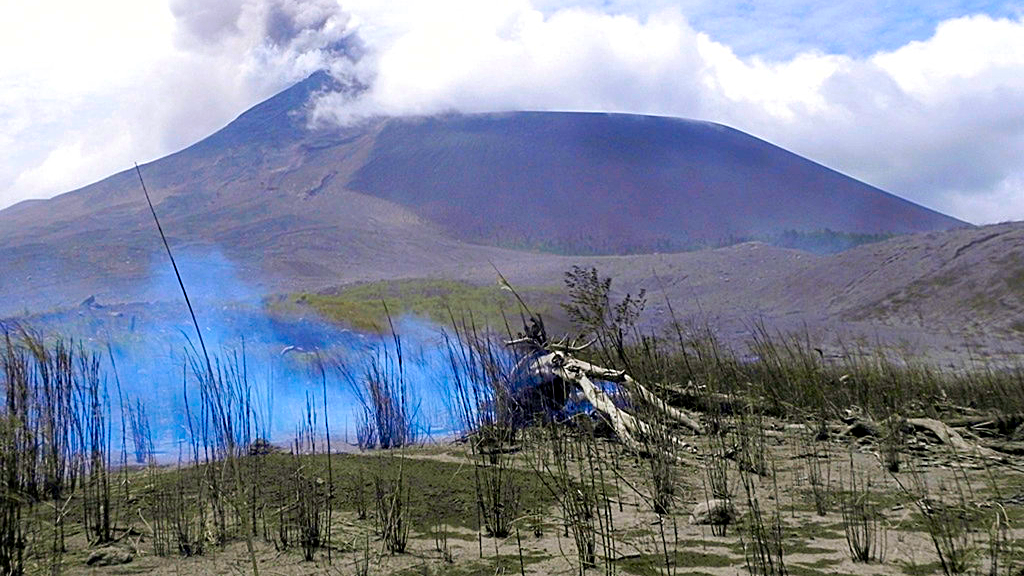Indonesia's Soputan volcano erupts, ejecting thick ash - Loop News