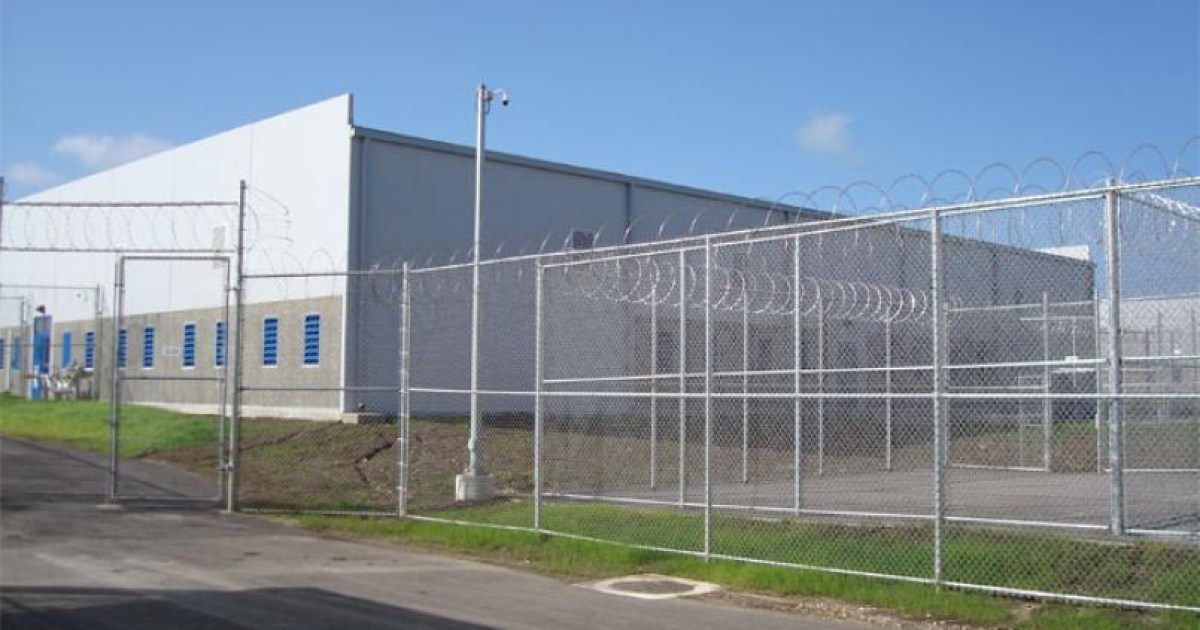 Gun gets taxi driver time in jail - Loop News