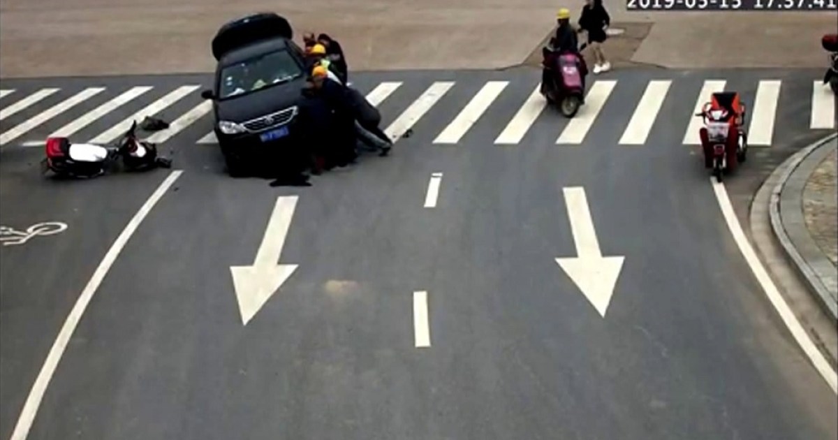 Watch: Good Samaritans lift car, rescue scooter rider in China - Loop News
