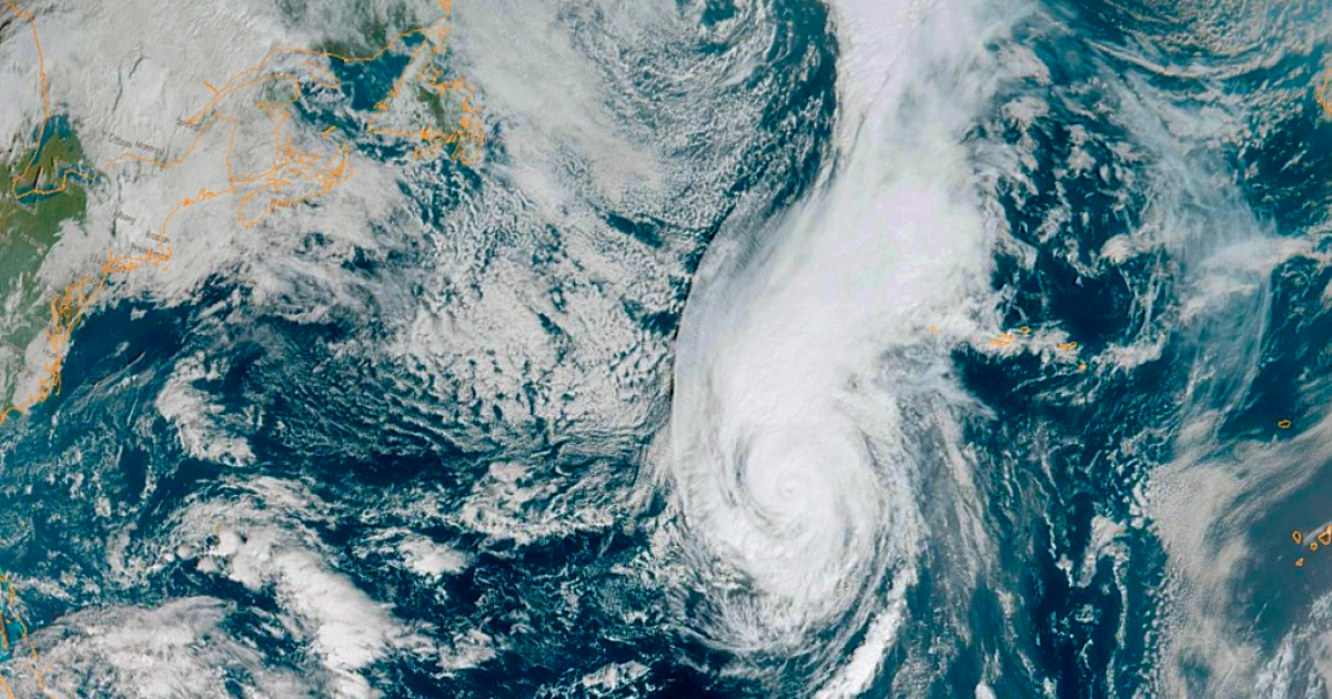 Hurricane Lorenzo to bring 70-foot waves to Azores - Loop News