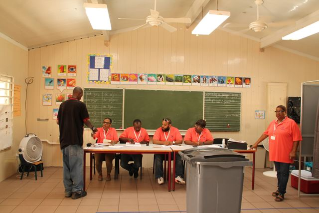 St Maarten votes today - Loop News