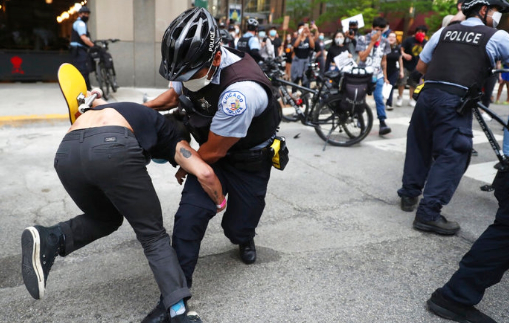 Squad cars damaged, protesters struck with batons in Chicago - Loop News