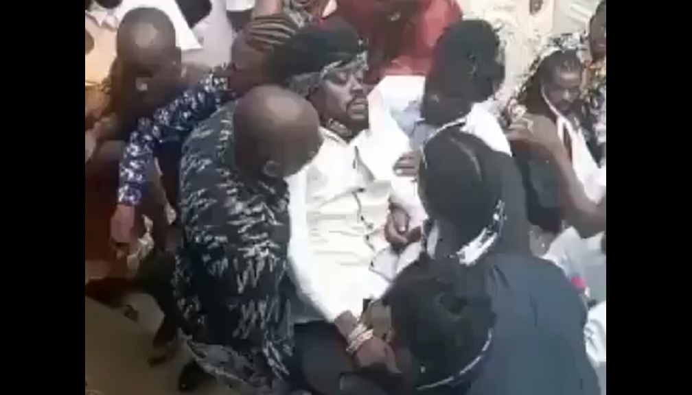 Beenie Man faints at mother's graveside - Loop News