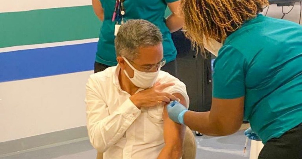 Cayman vaccinates eight officials as roll out is set to begin - Loop News
