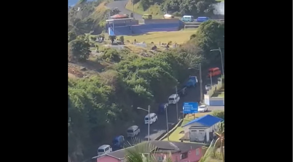 Minibus drivers 'mash brakes' in St Vincent over less passengers - Loop ...