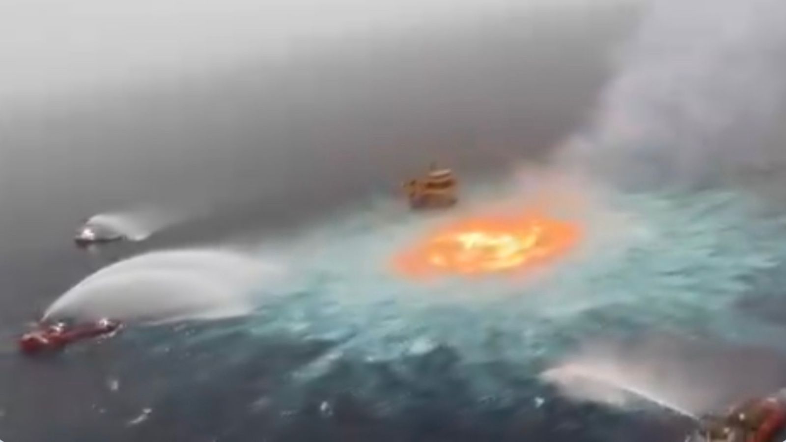 Oil rig explodes causing fire in the Gulf of Mexico - Loop News