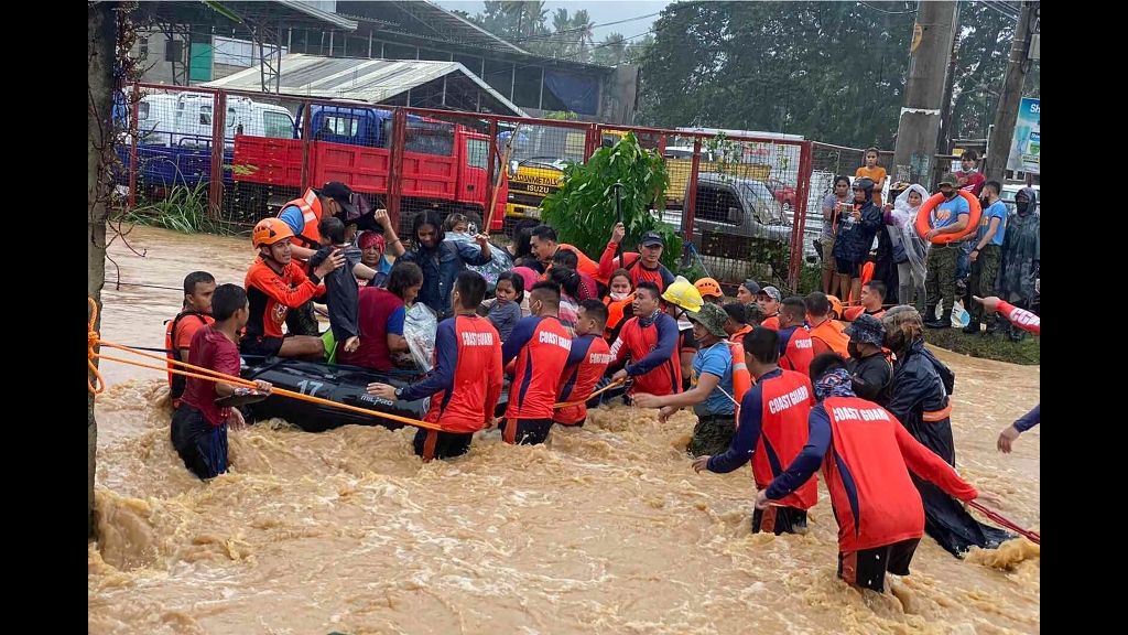 Rescuers battle strong typhoon lashing southern Philippines - Loop News