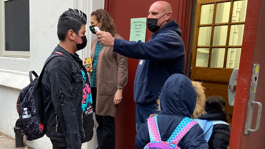 Omicron upends return to US schools and workplaces - Loop News