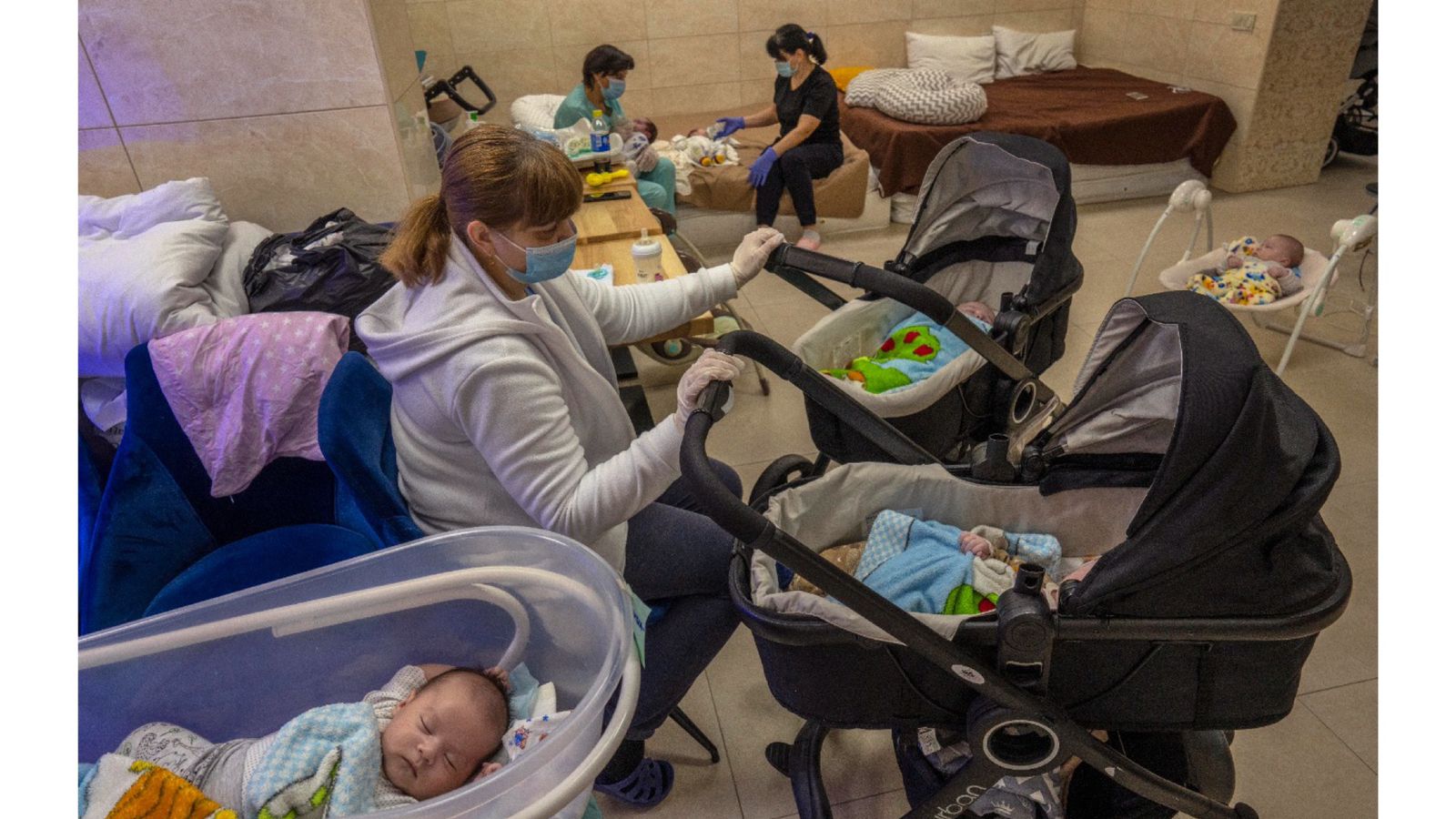 Surrogate babies born in Ukraine wait out war in basement - Loop News
