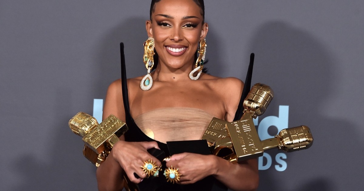 Travis Scott, Morgan Wallen hit Billboard Music Awards stage - Loop News