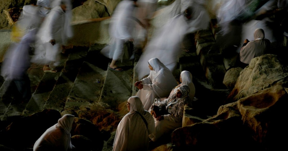 Muslim pilgrims pray at Mount Arafat as hajj reaches apex - Loop News