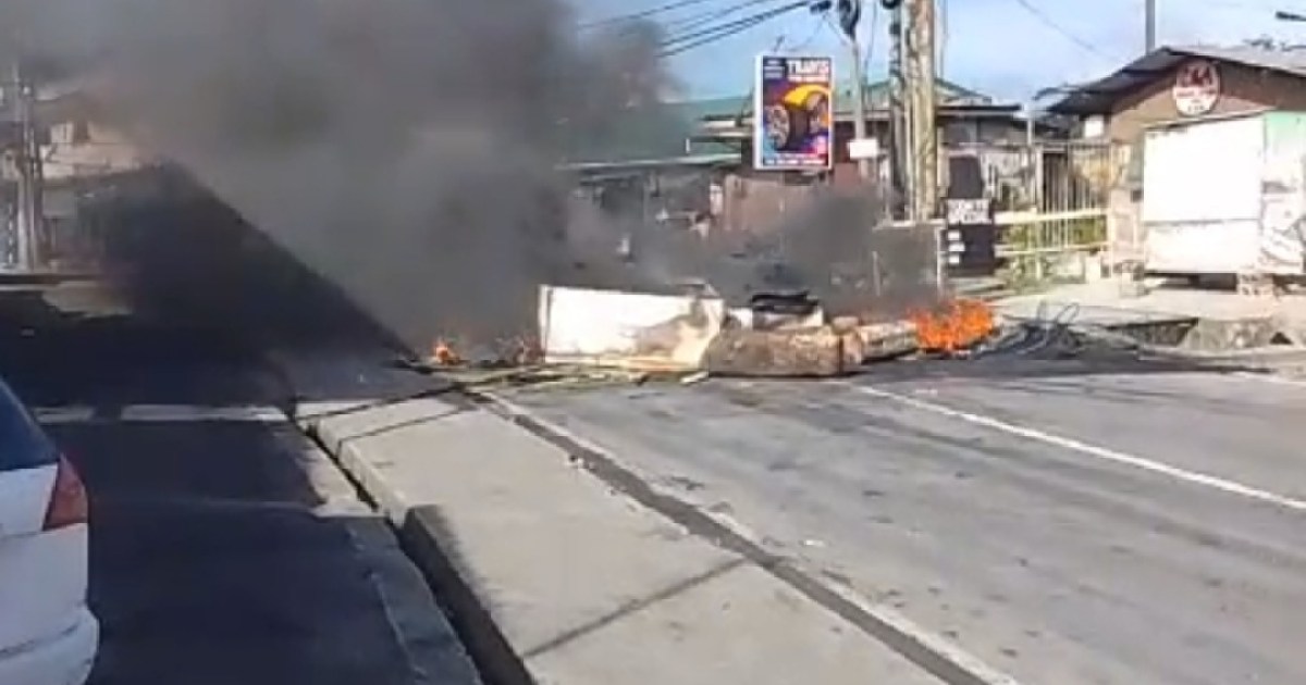 'Enough is enough': La Brea residents stage fiery protest - Loop News