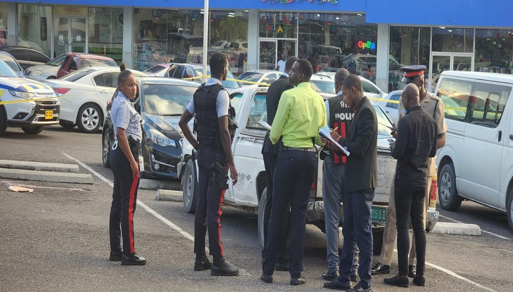 Man chased and shot dead in Half-Way Tree plaza - Loop News