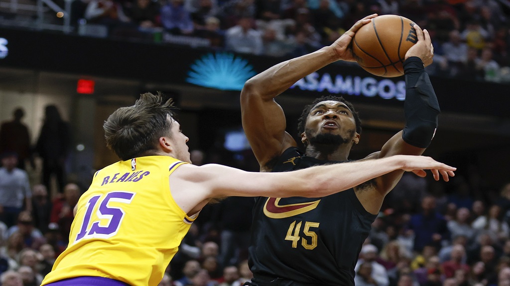NBA: Mitchell scores 43, Davis leaves early as Cavs beat Lakers - Loop News