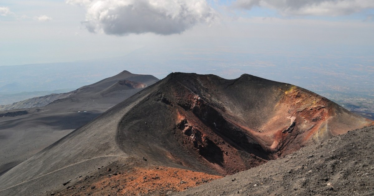 Mount Etna volcano erupts forcing flight suspensions - Loop News