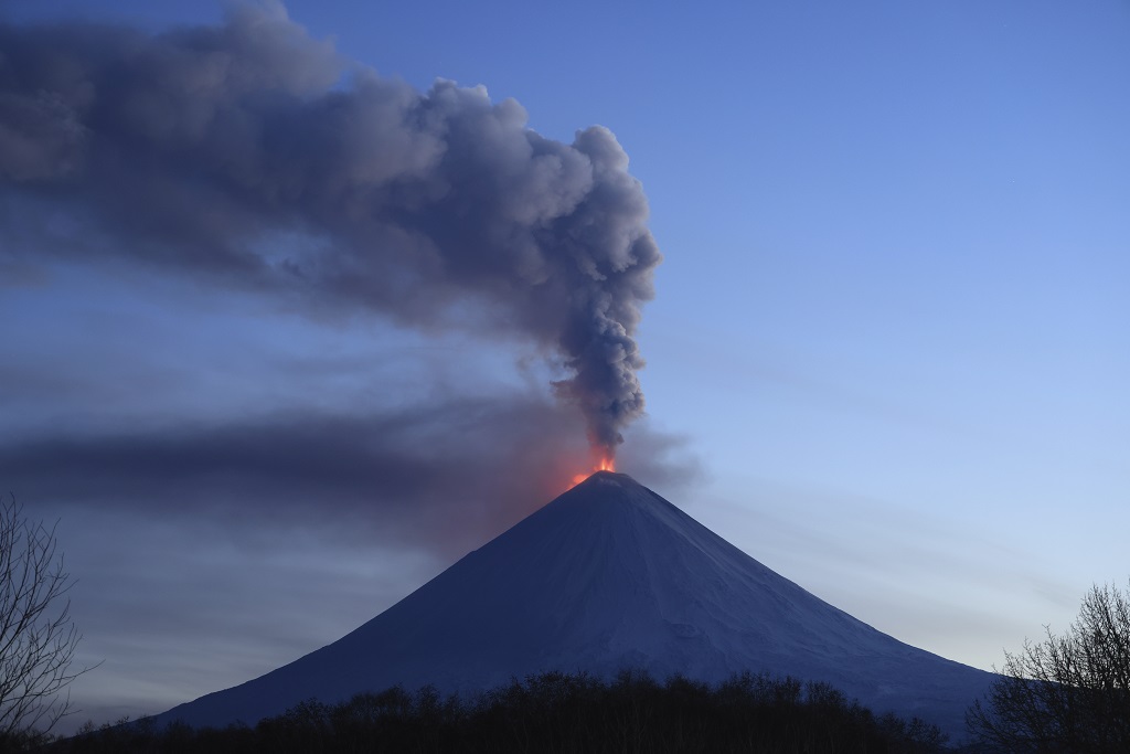 Eurasia's tallest active volcano erupts - Loop News