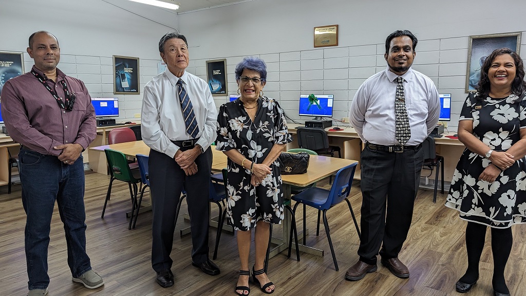 Couple donates 11 computers to Point Fortin Library - Loop News