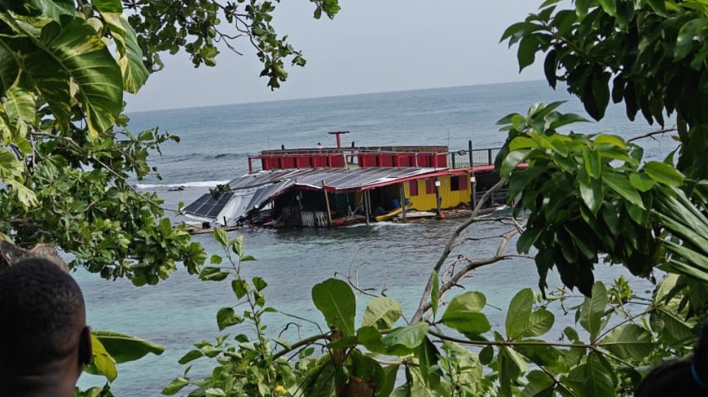 Ocho Rios floating bar expected to reopen by December - Loop News