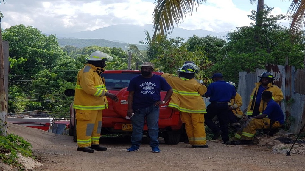 Man rescued from a pit in Spanish Town - Loop News