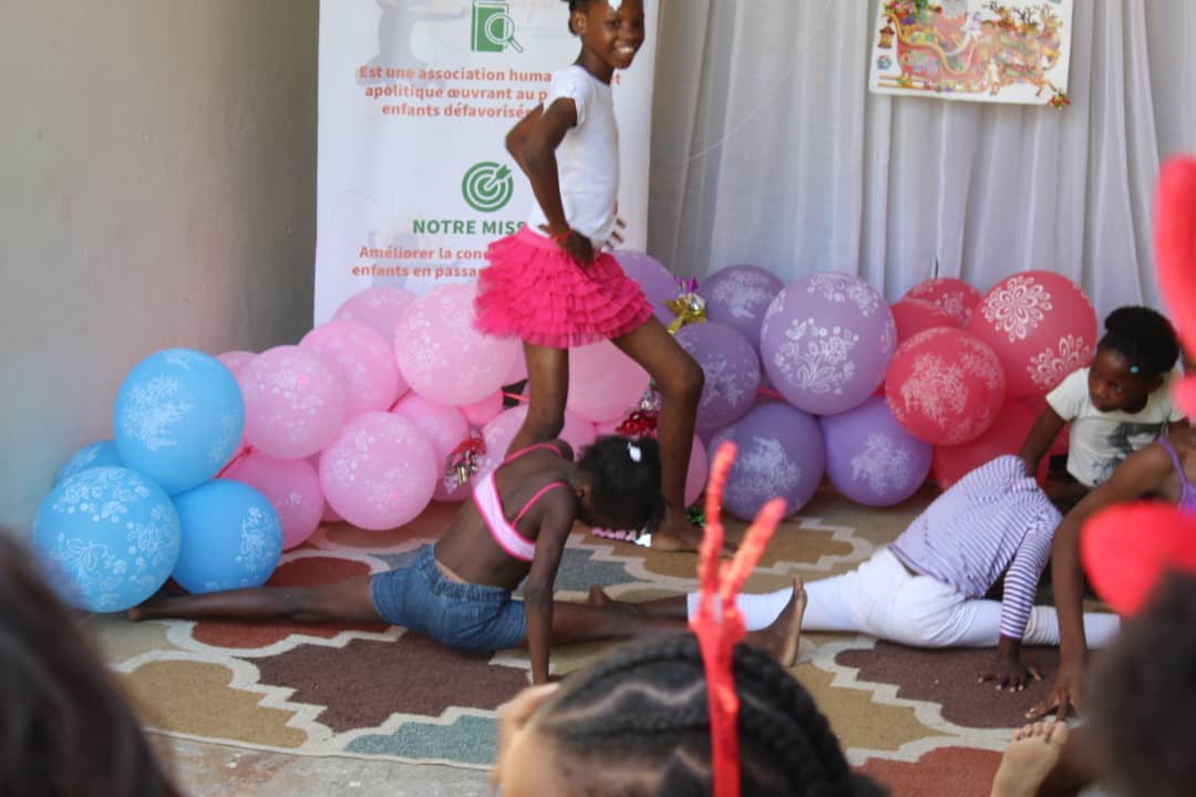 Photos. Distribution de cadeaux aux enfants d'Aux Chérubins d'Haït - Loop News