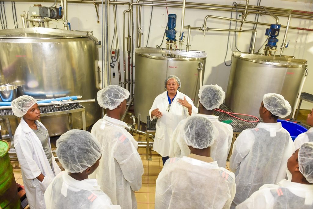 Students tour manufacturing sites - Loop News