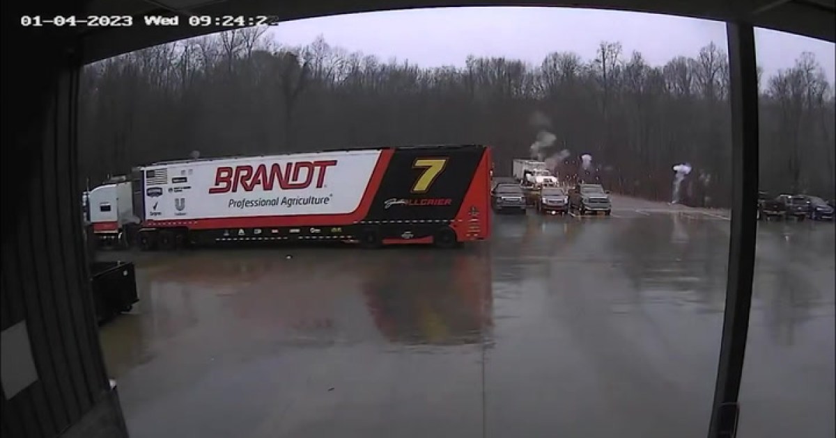 Lightning strikes vehicle, turns on its headlights - Loop News