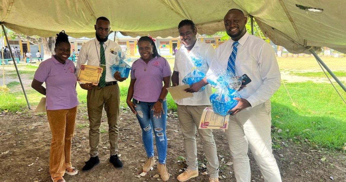 Women’s group at Ascot High uplifts male students and staff - Loop News