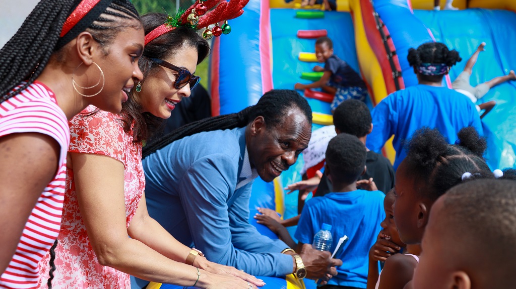 US Ambassador visits Laventille for 'Christmas on the Hill' - Loop News