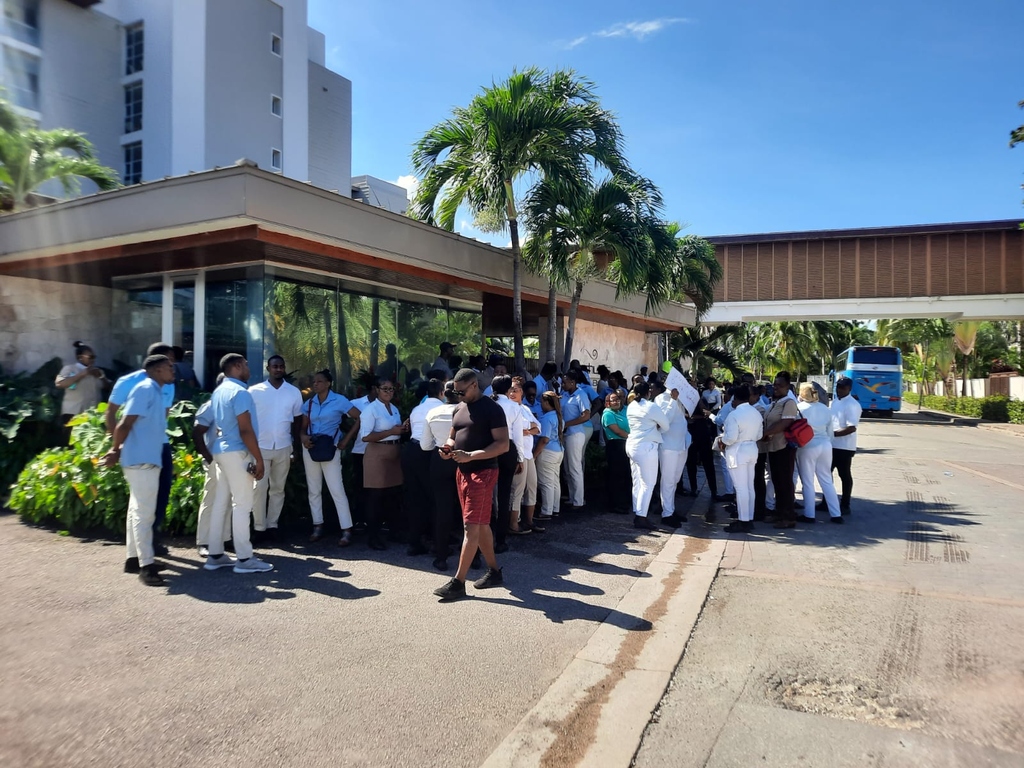 Holness breaks silence on tourism workers’ protests - Loop News